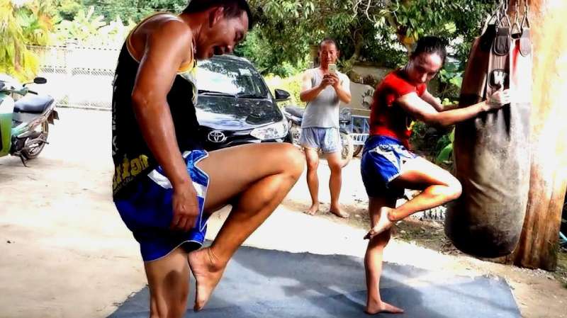 泰国拳师指导连膝与正蹬的动作要领