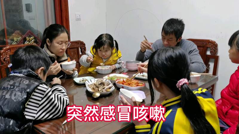 老公突然感冒咳嗽,媳妇满是担忧,万一传染给4个孩子怎么办