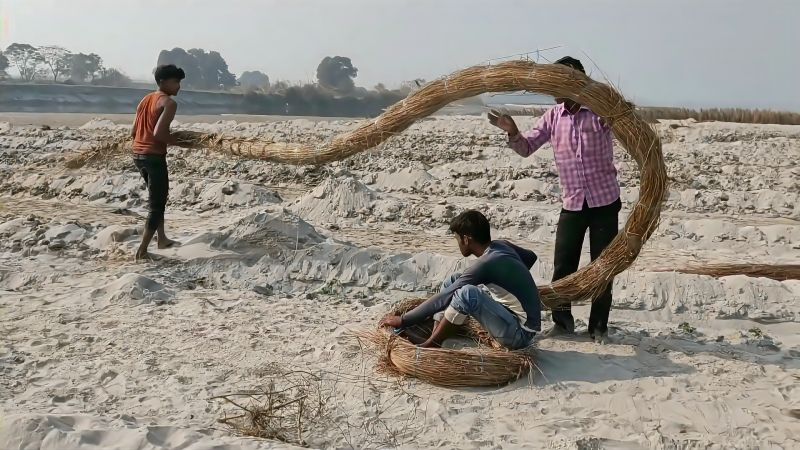印度农村小伙编织十几米稻草鞭,拿来做水井,印度古老的取方法