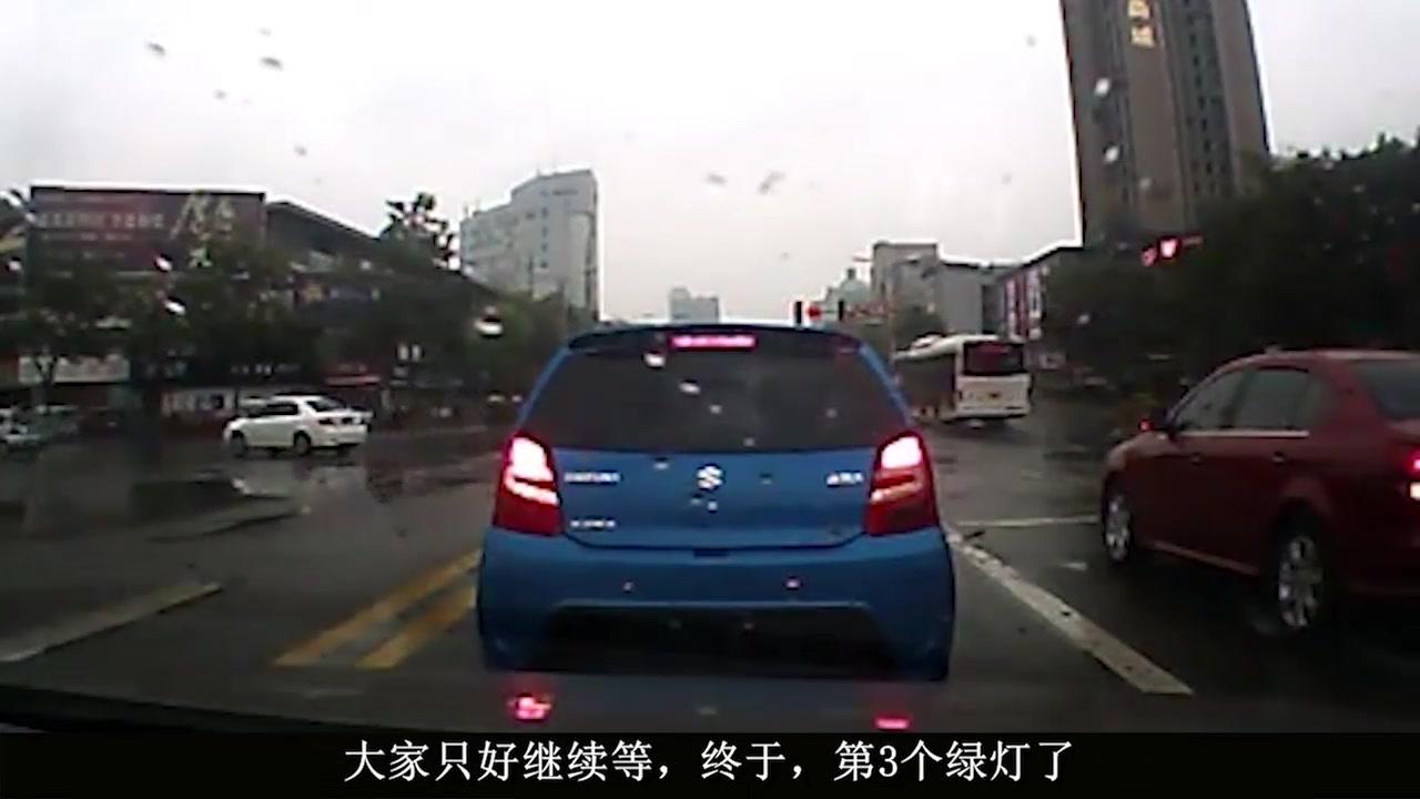 等红灯时遇到女司机+新手+手动挡+新车+起步熄火,错过3个绿灯!