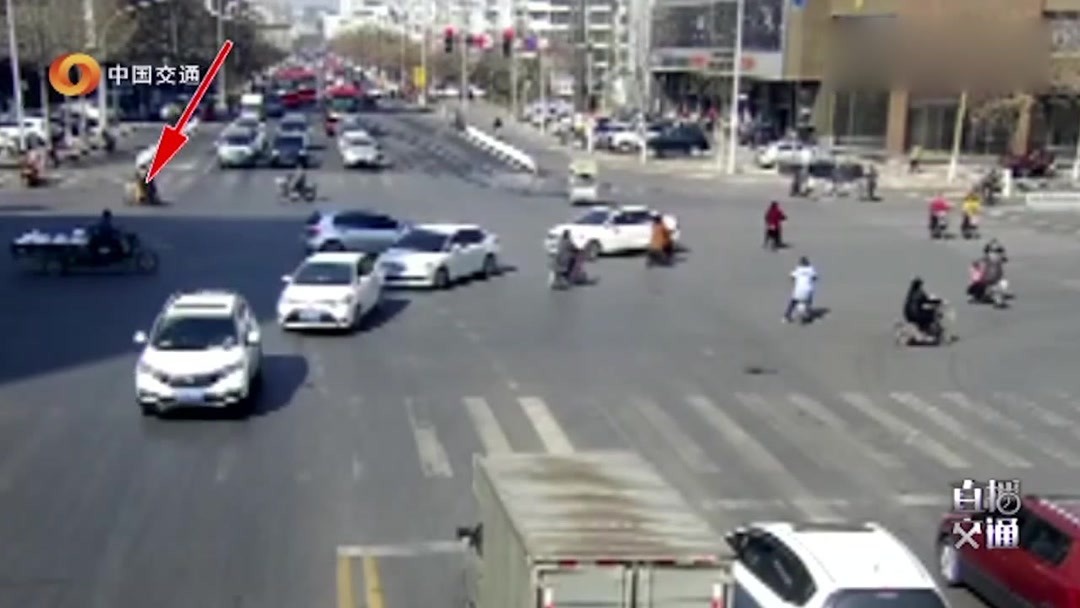 直行车让起了转弯车,直行的电动车还不甘示弱呢!