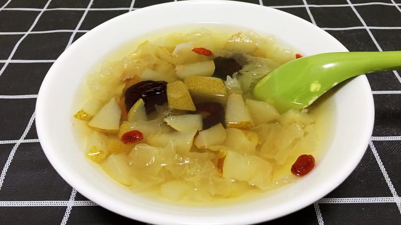 这才是做冰糖雪梨银耳汤的正确方法,简单美味,香甜可口