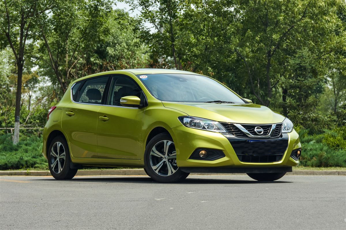 日产骐达等红绿灯和转弯时制动灯亮是为什么?