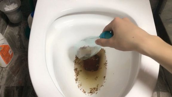 家里厕所马桶堵塞了?一个塑料瓶就搞定,不脏手不花钱太实用了