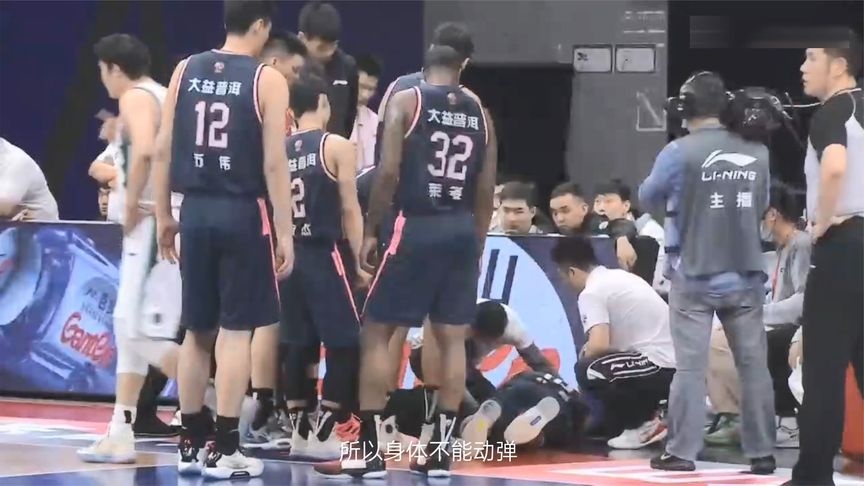 赵睿受伤倒地不起,被担架抬出场检查治疗,比赛被迫中断了5分钟