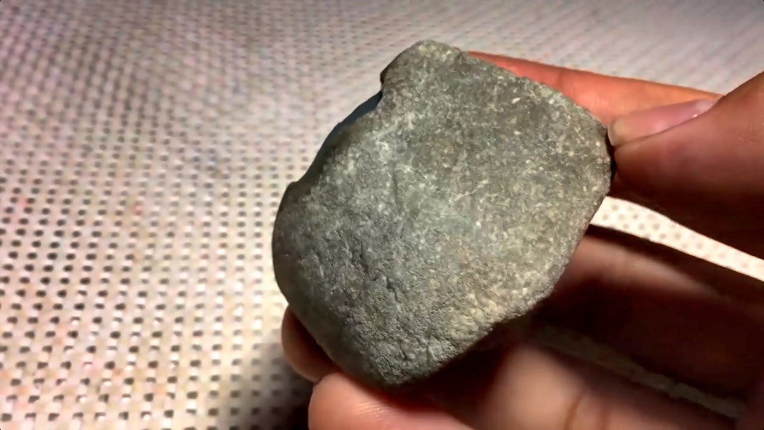 少见的后江场口翡翠原石,开窗看看种水如何?