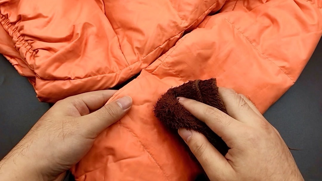 羽绒服袖口脏了,不要用清水洗,教你一招,比洗衣店洗得还干净