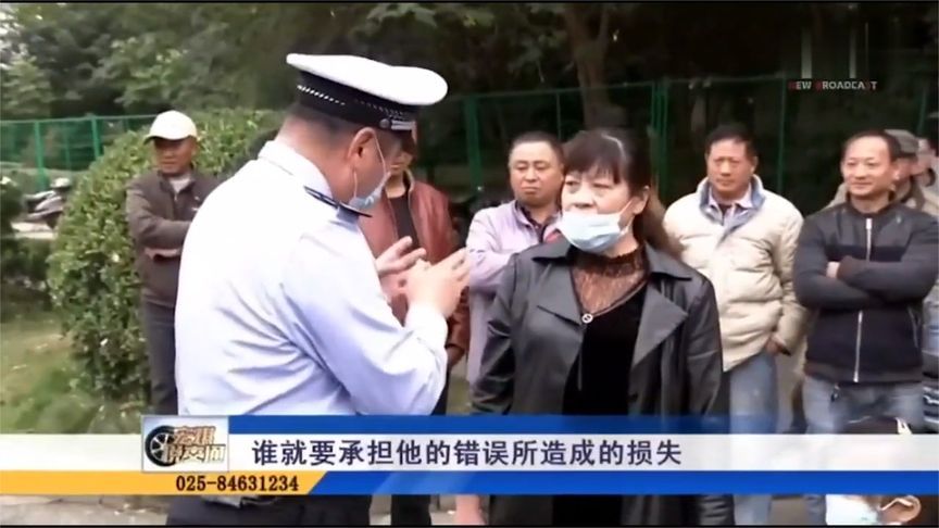 交通:电动车逆行,女人理直气壮被交警怼,不要拿无知当挡箭牌