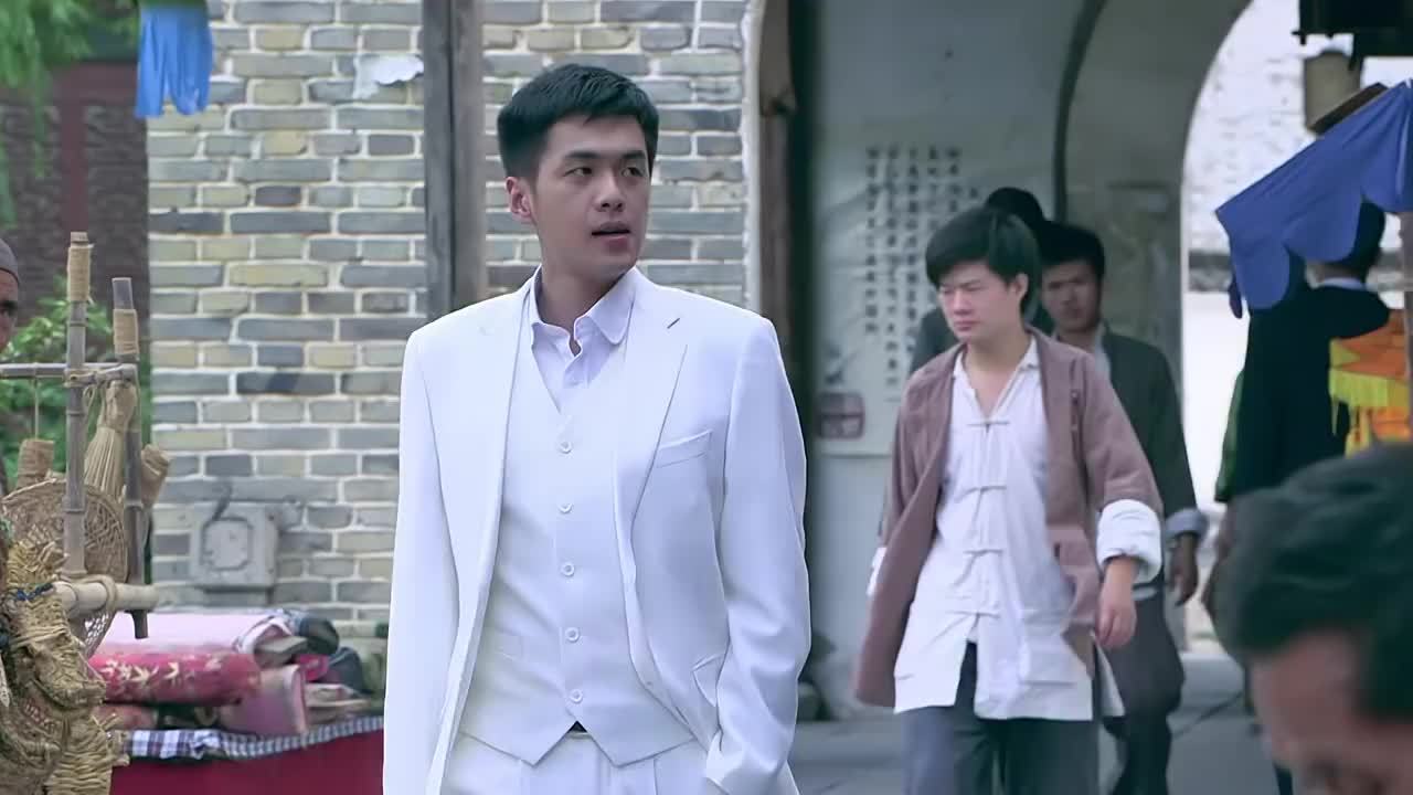 美女翡翠手镯当了二十,旁边男子递了一张纸,竟然立马升到一百