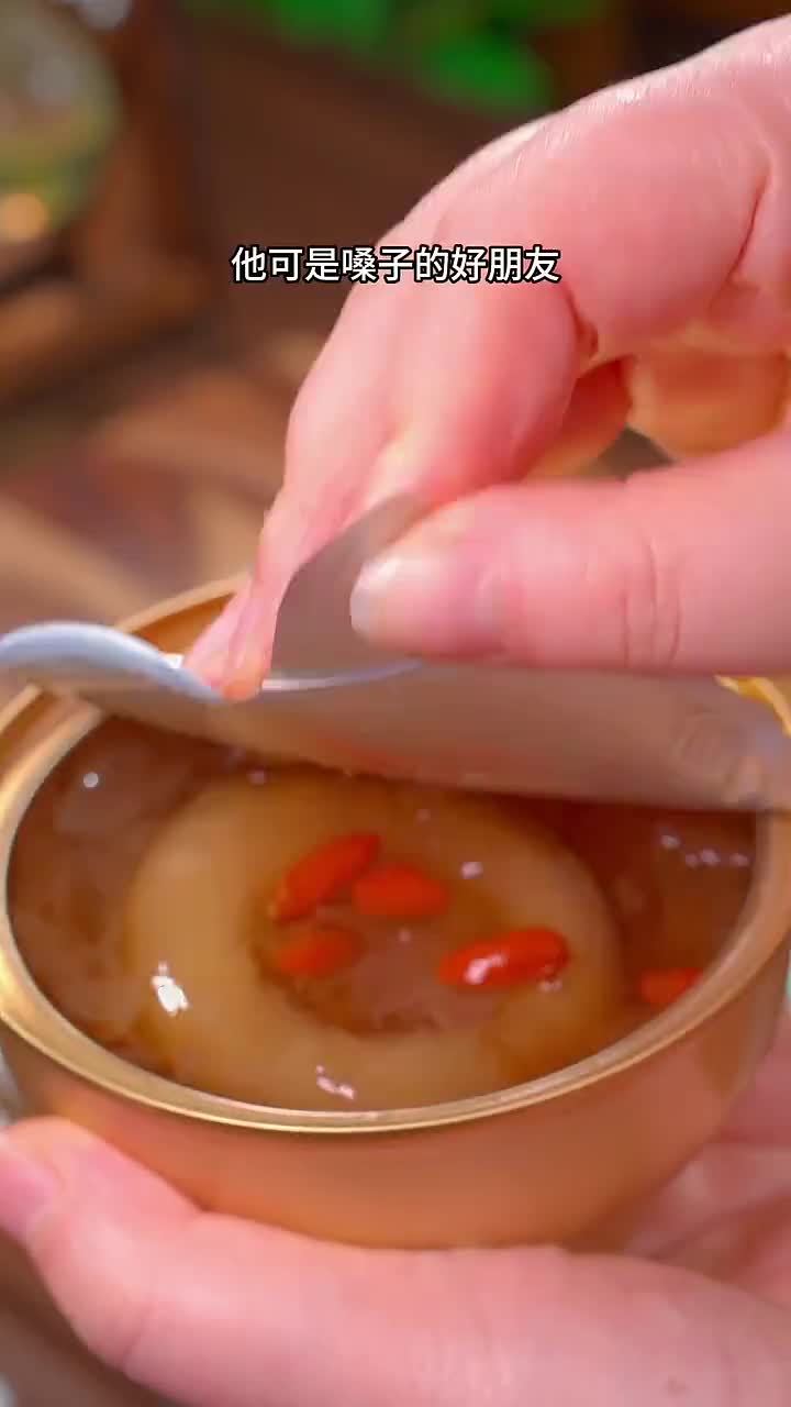 又到了吃冰糖烤梨的季节了,一碗就是一整颗梨,还有银耳红枣枸杞特别...