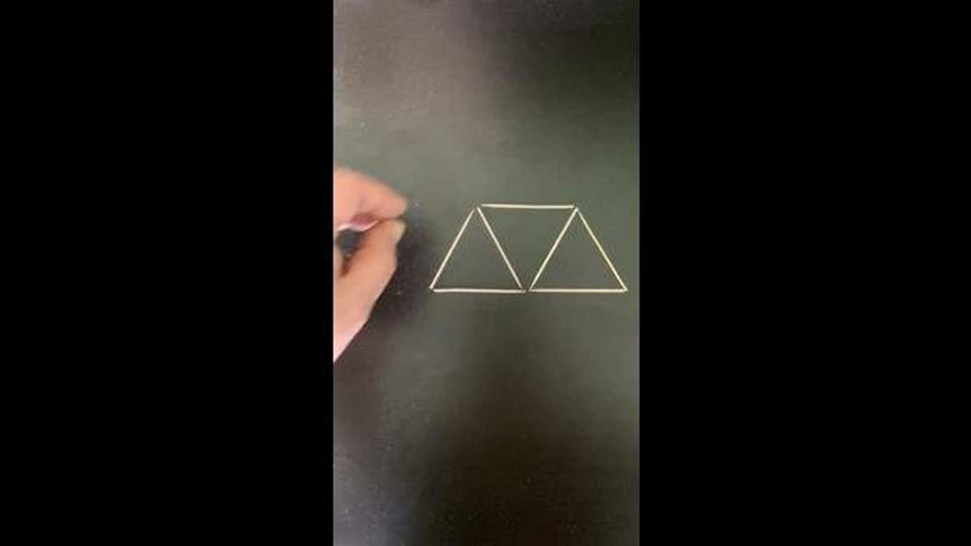 移动两根牙签,让这个图形成为一个三角形