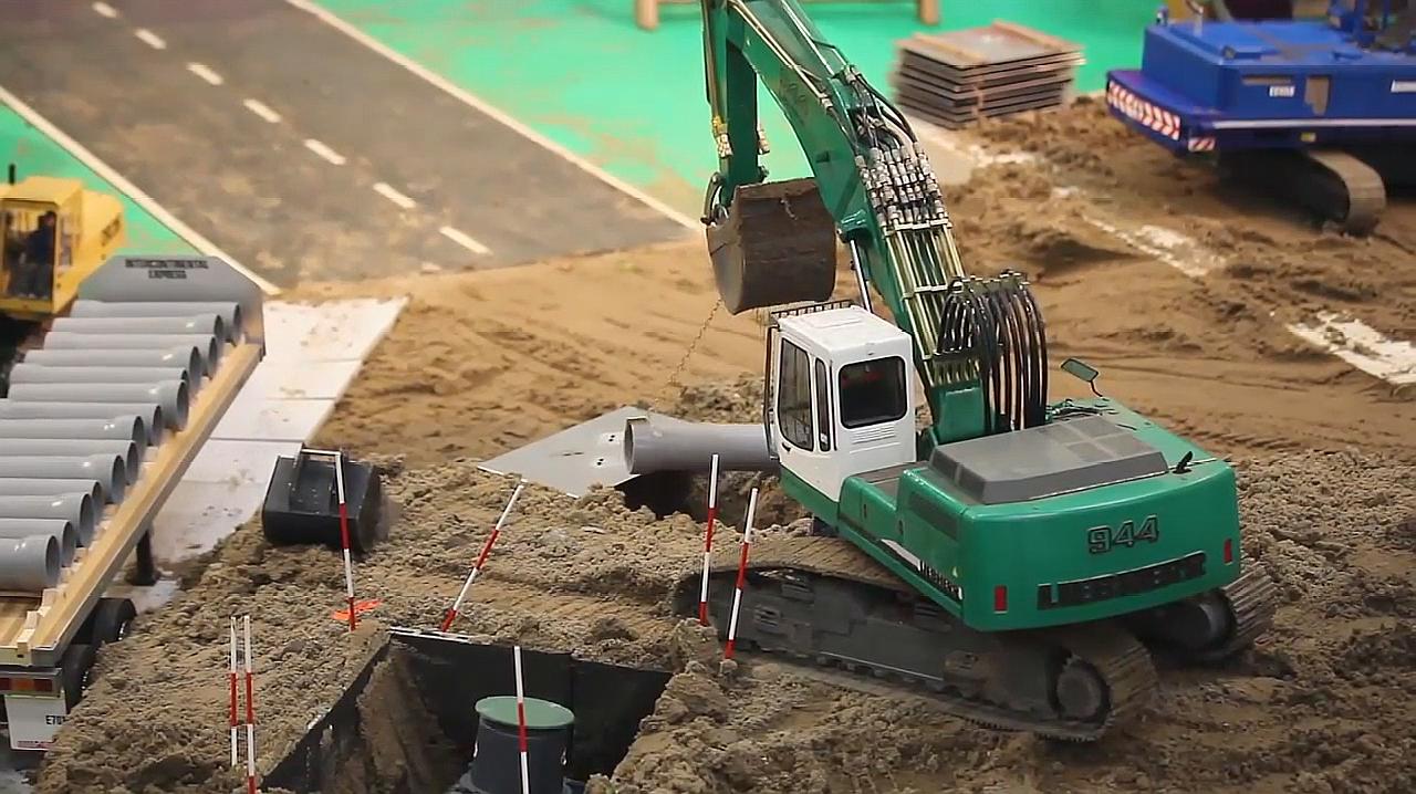 RC模型:挖掘机在和卡车作业,操作很娴熟,逼真