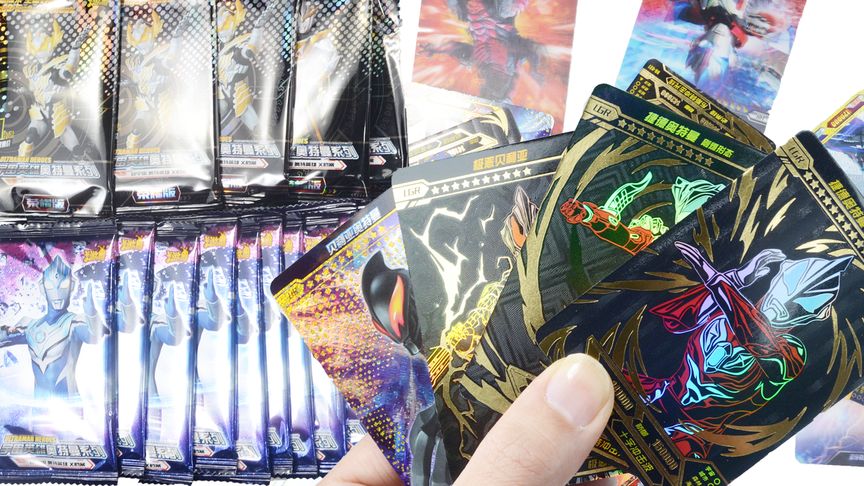 一次拆12包经典版和5包荣耀版奥特曼卡片 中了3张LGR一张稀有卡