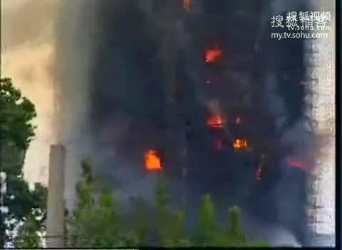 实拍上海教师公寓起火 现场浓烟滚滚