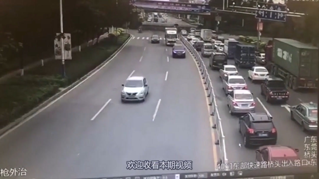 广东省东莞时,“特大交通事故”,一辆大货车冲入车群中!
