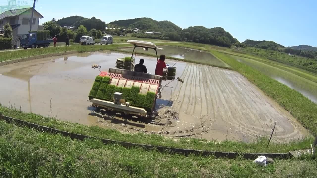 日本的水稻插秧机,一整块田两个人10分钟不到,就能轻松栽插完毕