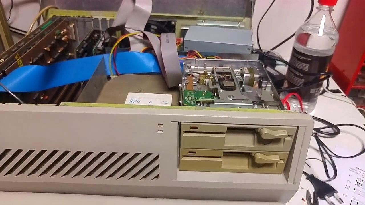 1985年的电脑,主机构造是这个样子,看起来好复杂!