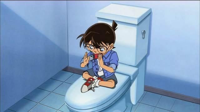 柯南和基德见面方式就是这么好玩,两个人在厕所碰面了