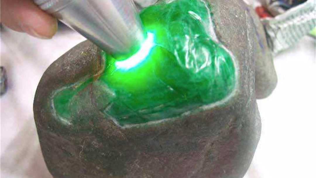 你用紫光灯鉴别翡翠真假?那你选对波长了吗