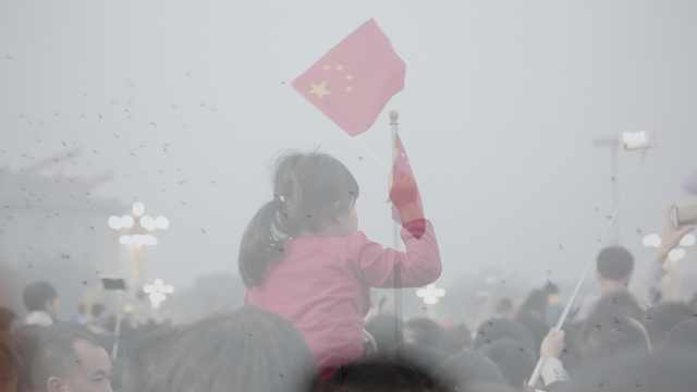 第1次天安门看升旗,他捧着父亲照片