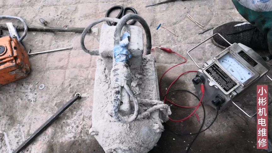 用摇表测绝缘,这种环境下电机真是不耐用,你们见过这种的吗?