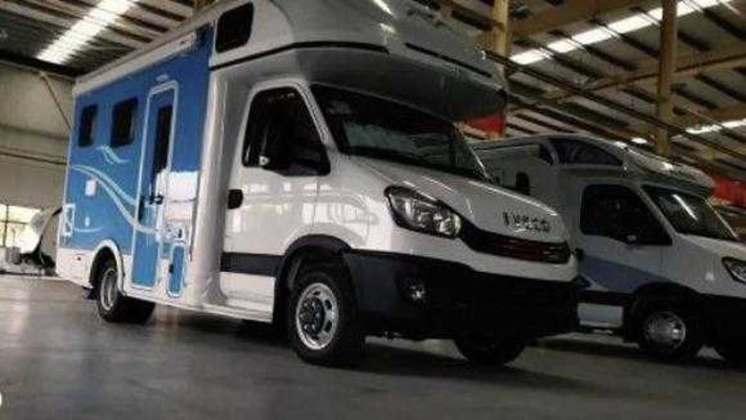 房车实木家具高配车型,房车生产基地施工现场你见过吗?