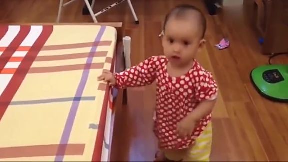 萌娃扶着床沿跟妈妈吵架,摔倒了起来继续吵,萌翻了