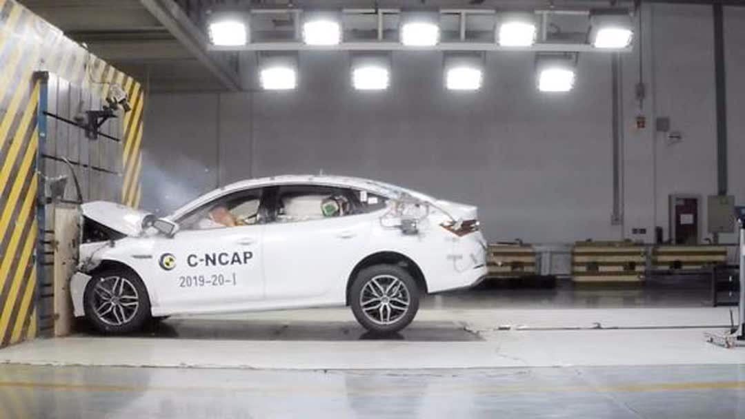 纯电动轿车比亚迪秦Pro EV时速50公里正面碰撞表现