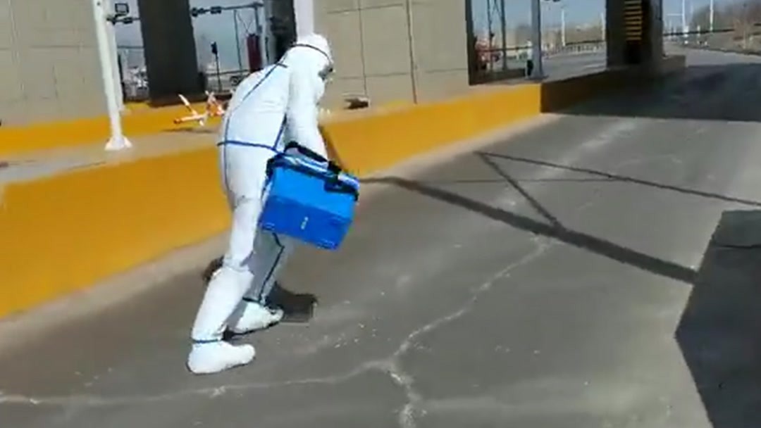 海关关员核酸检测环境采样 遇10级大风踉跄前行