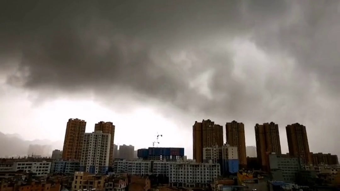 几秒的视频让你见证暴雨下来的过程!