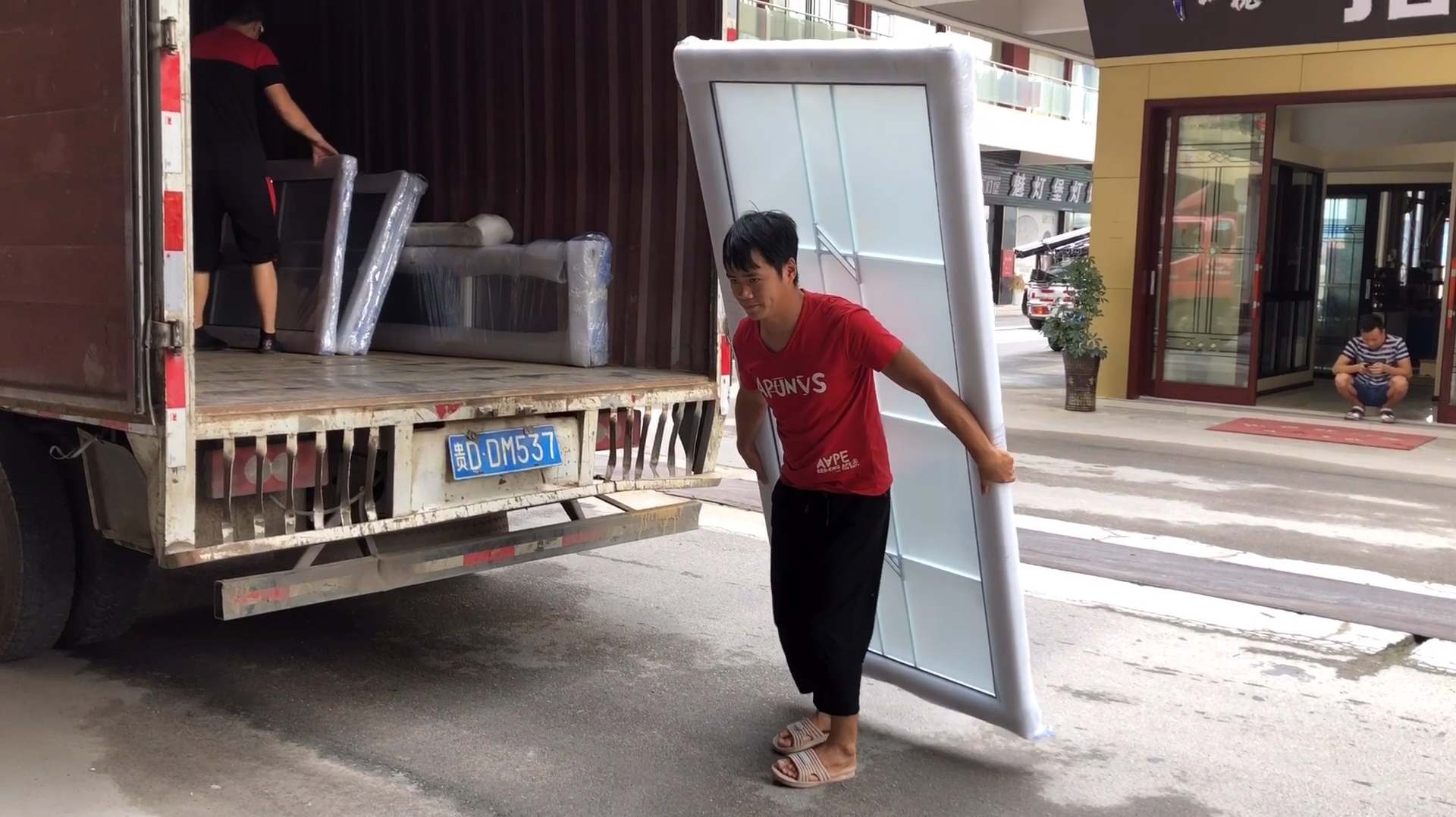 小伙创业开门窗店,跟装修公司合作了,这样小心门店倒闭,听听看