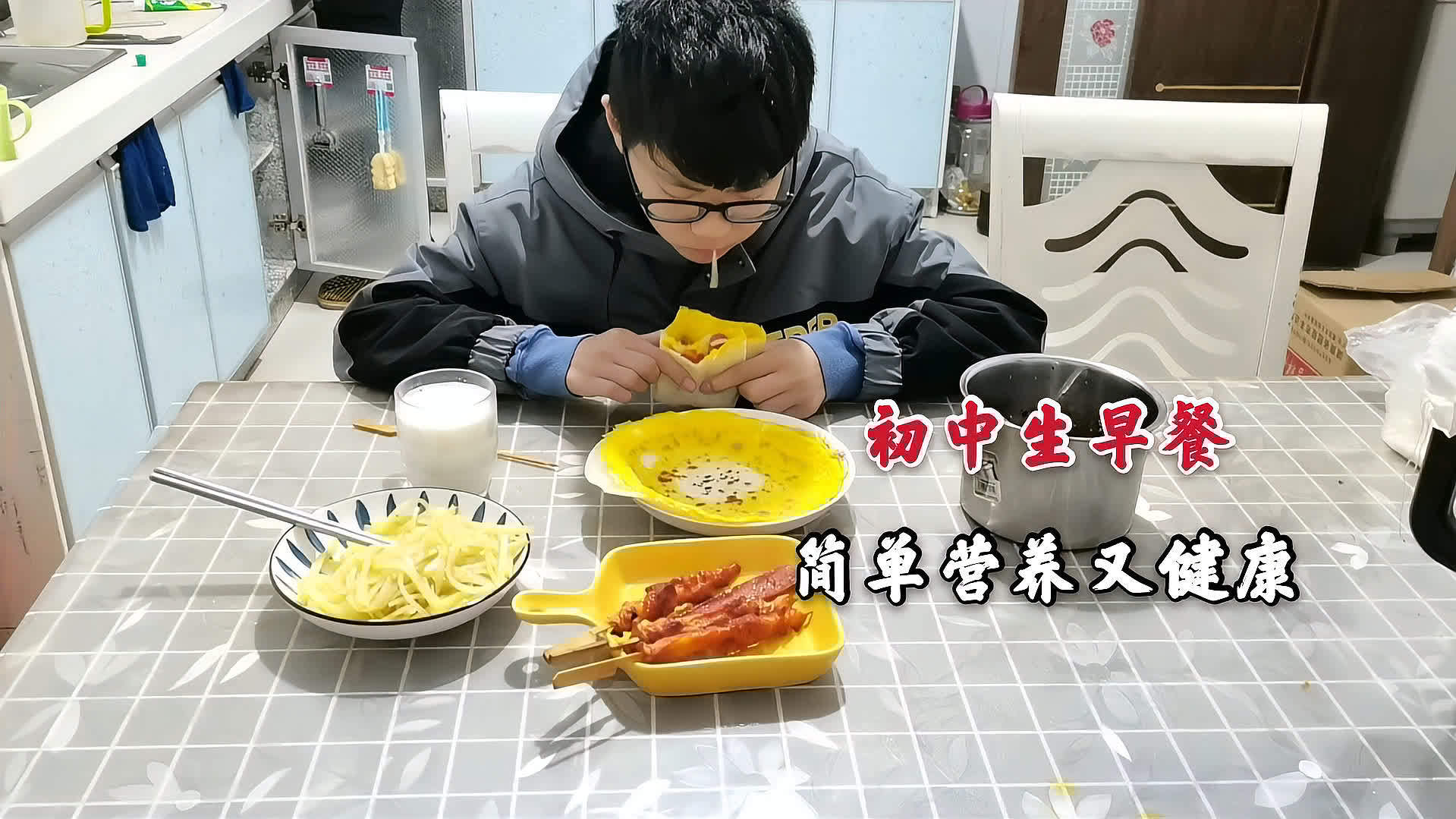 初中儿子期中考试,5点半起床复习,妈妈做营养早餐鼓励孩子