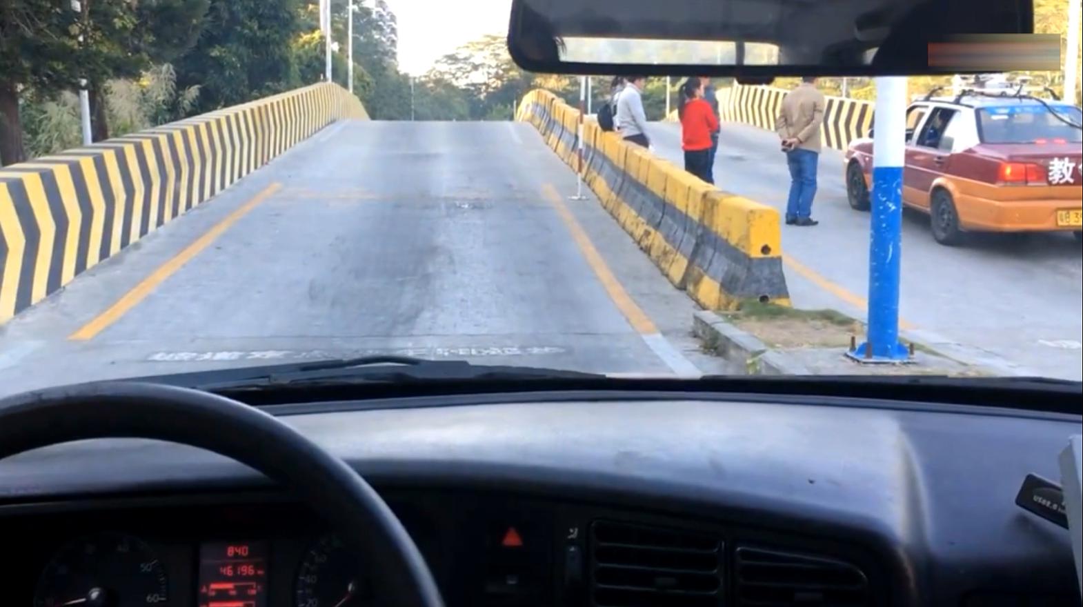 女学员模拟科目二考试,还需多加练习!