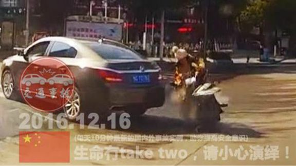 中国交通事故合集:女子骑电动车撞到车尾后摔趴在地!