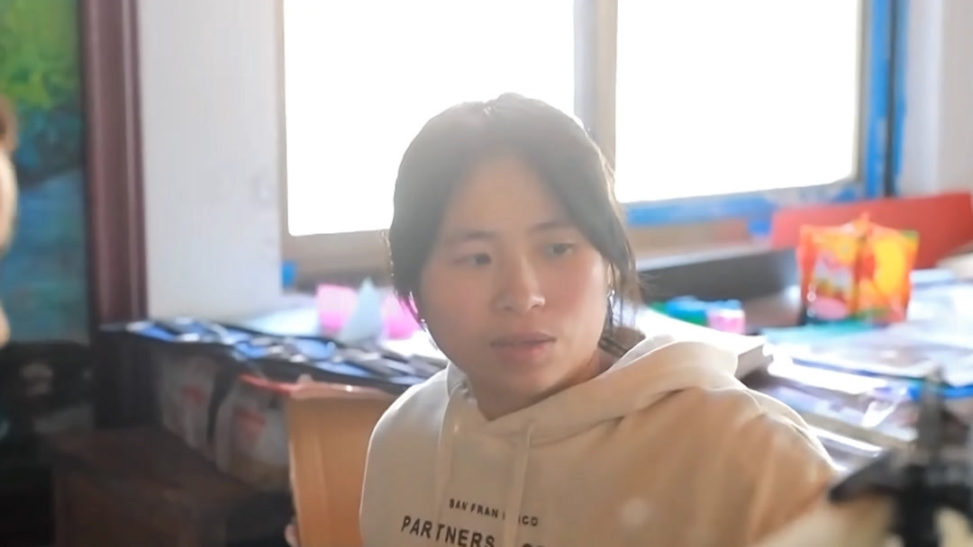 社会传真之残疾人的脱贫之路 腿部截肢女子用画作传递爱