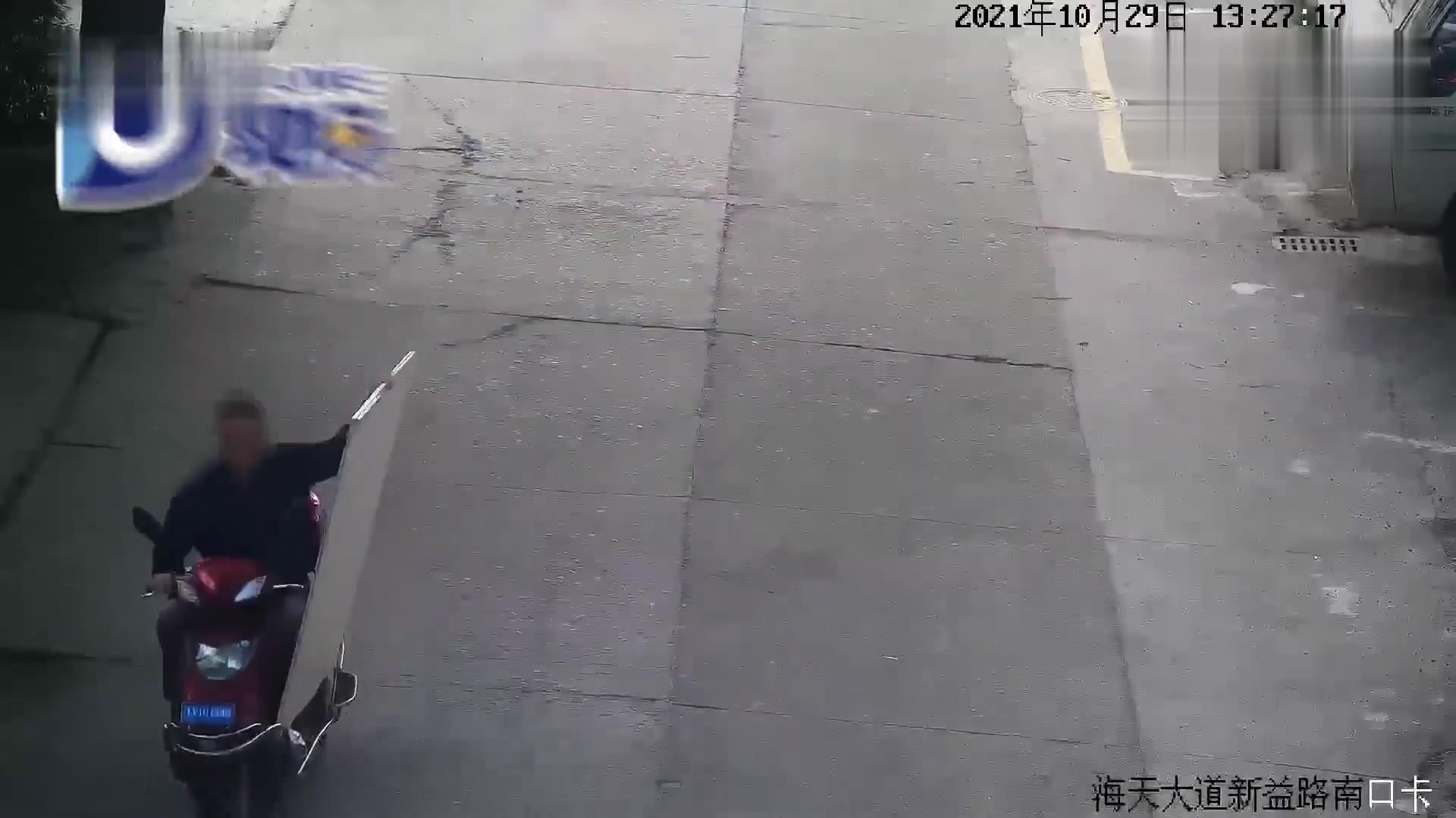 浙江一男子手持木板开电动车撞上迈巴赫,车损失近8万