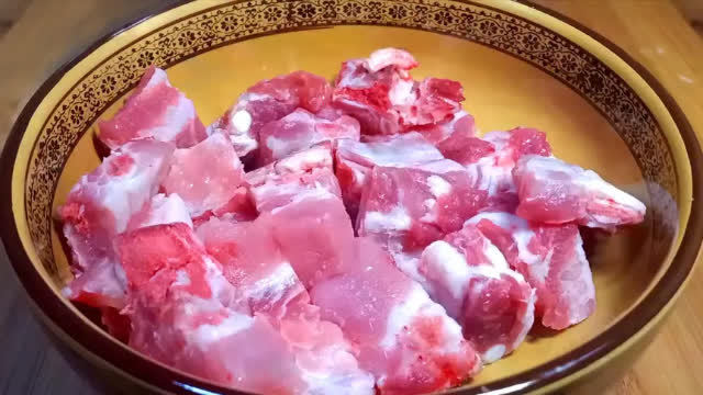 炖排骨时,有人先焯水,有人直接炖,都错了,教你正确做法