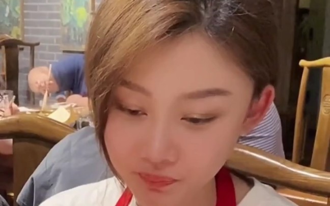 张芮尔 美女车模 日常搞笑 迫不得已的一口