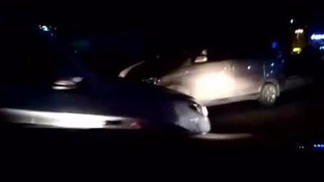 大卡车撞过来的瞬间,电动车司机为活命,做出了惊人的举动