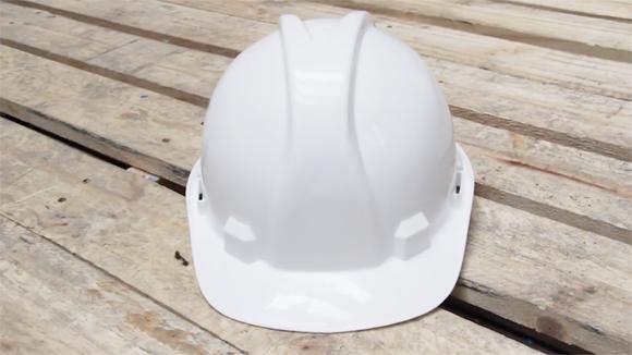 实拍工地安全帽生产过程,一次浇筑成型,这么简单真的安全?