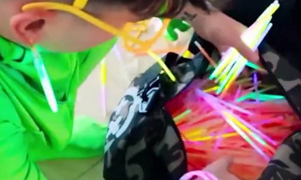 老外自创荧光棒新用法,放一万根在水里泡澡,熊孩子:让人羡慕
