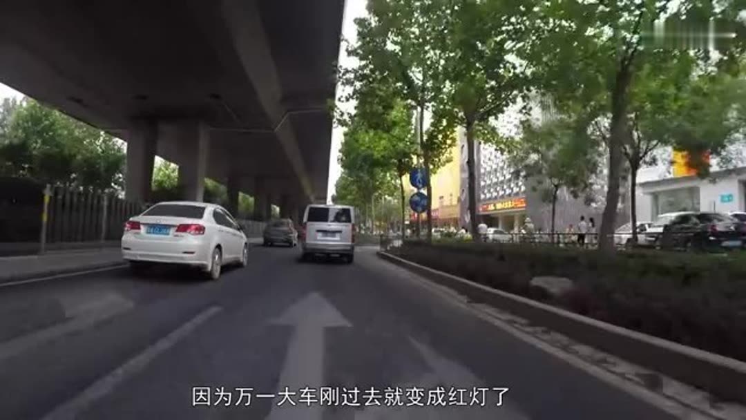 过红绿灯路口时被前面的车辆挡住信号灯误闯红灯怎么办?