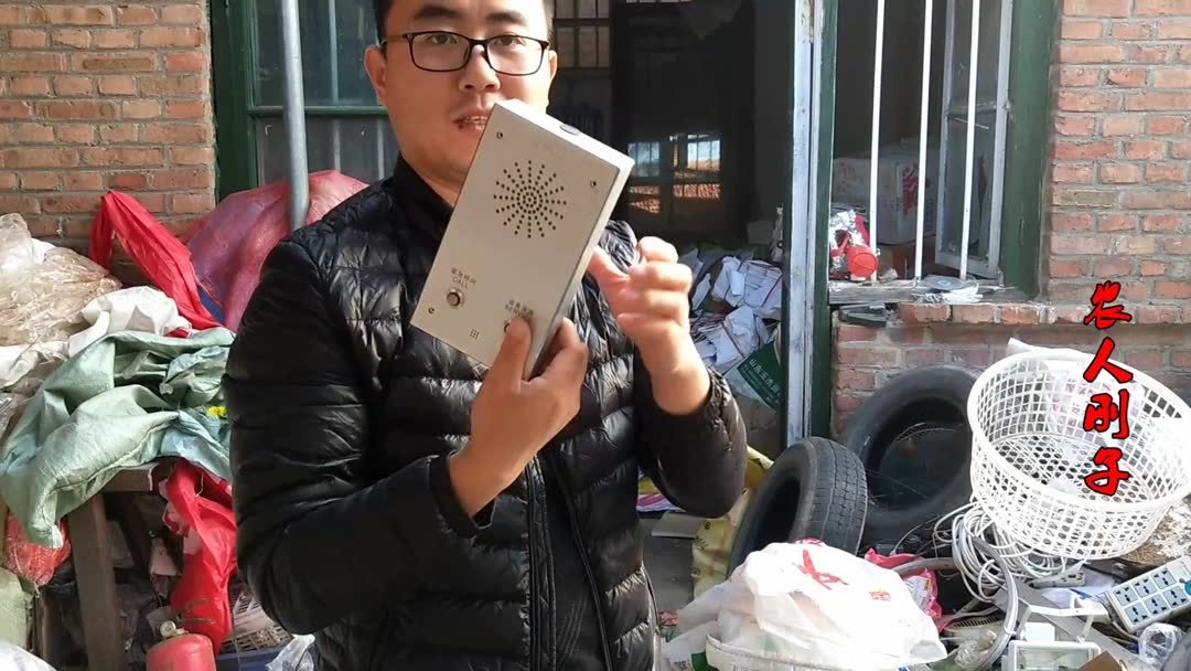 小伙废品站发现网络终端盒子,这个高端的新设备为何卖了废品