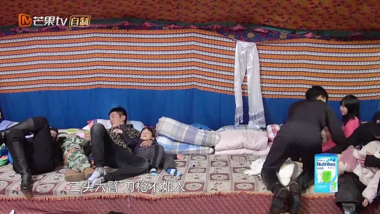 邓伦和干儿子嗯哼玩得好嗨,嗯哼坐邓伦肚子上,吐烤全羊了可咋办