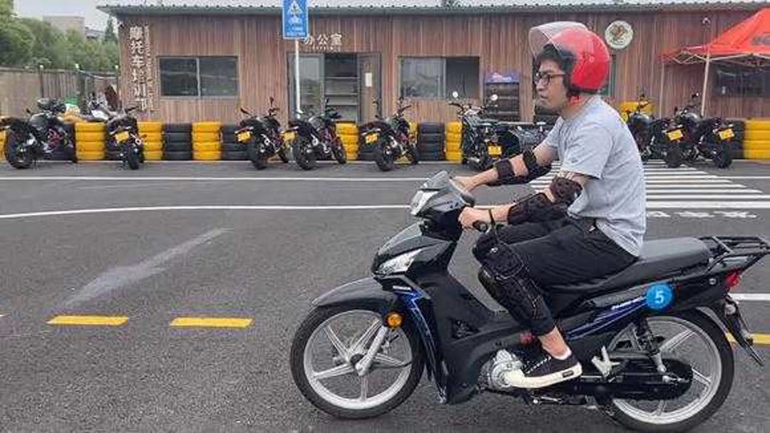 摩托车E照科目二现场模拟演示