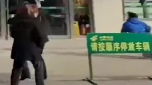 女生跳楼,男子飞扑用身体接住!