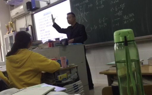 当数学老师上课突然朗诵诗会发生什么?【悲催的双曲线】