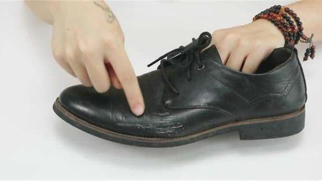 皮鞋有划痕先别扔,只需找到厨房常见物,划痕立马修复,省钱实用