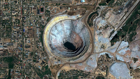 科普一下!世界上最深的钻石矿坑,相当于161层高楼