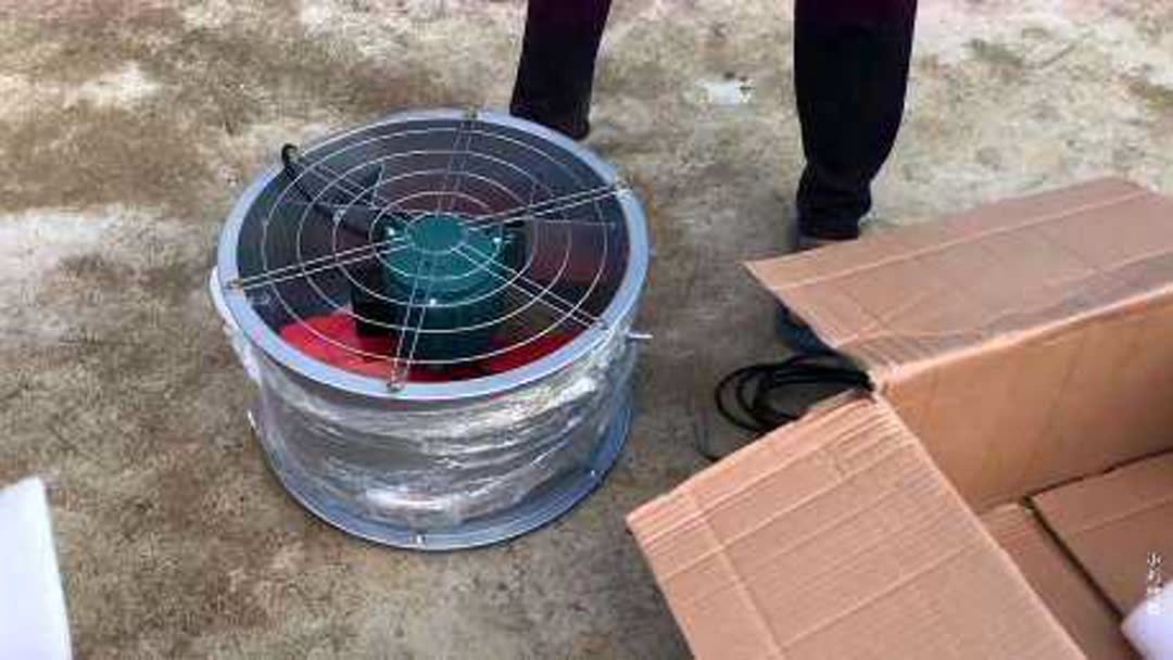 小伙网购几台强风力换气扇,加上智能控制器,安装到猪舍效果明显
